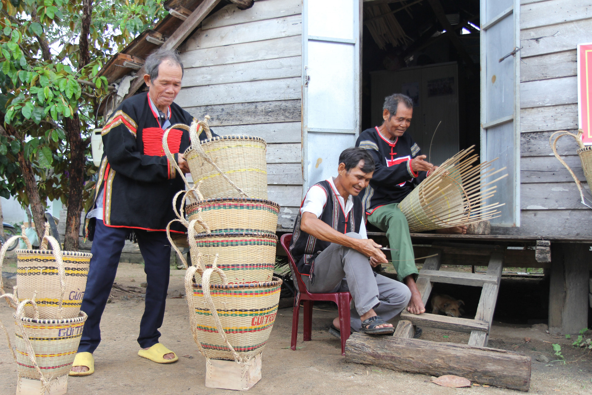 Traditional bamboo basket-weaving craft preserved and promoted in Khanh ...