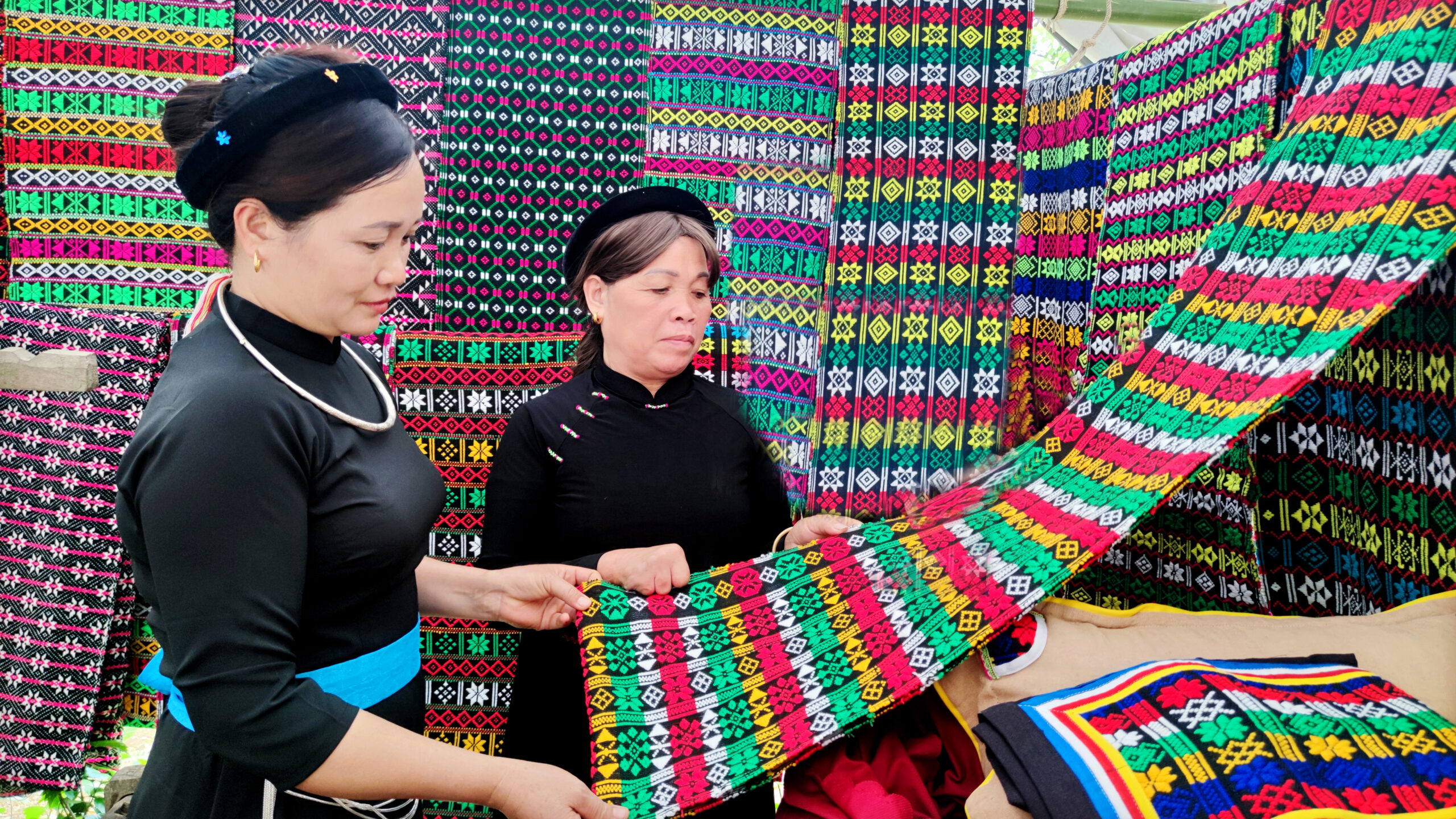 Reviving the cotton weaving craft in Thuong Lam (Lam Binh district ...