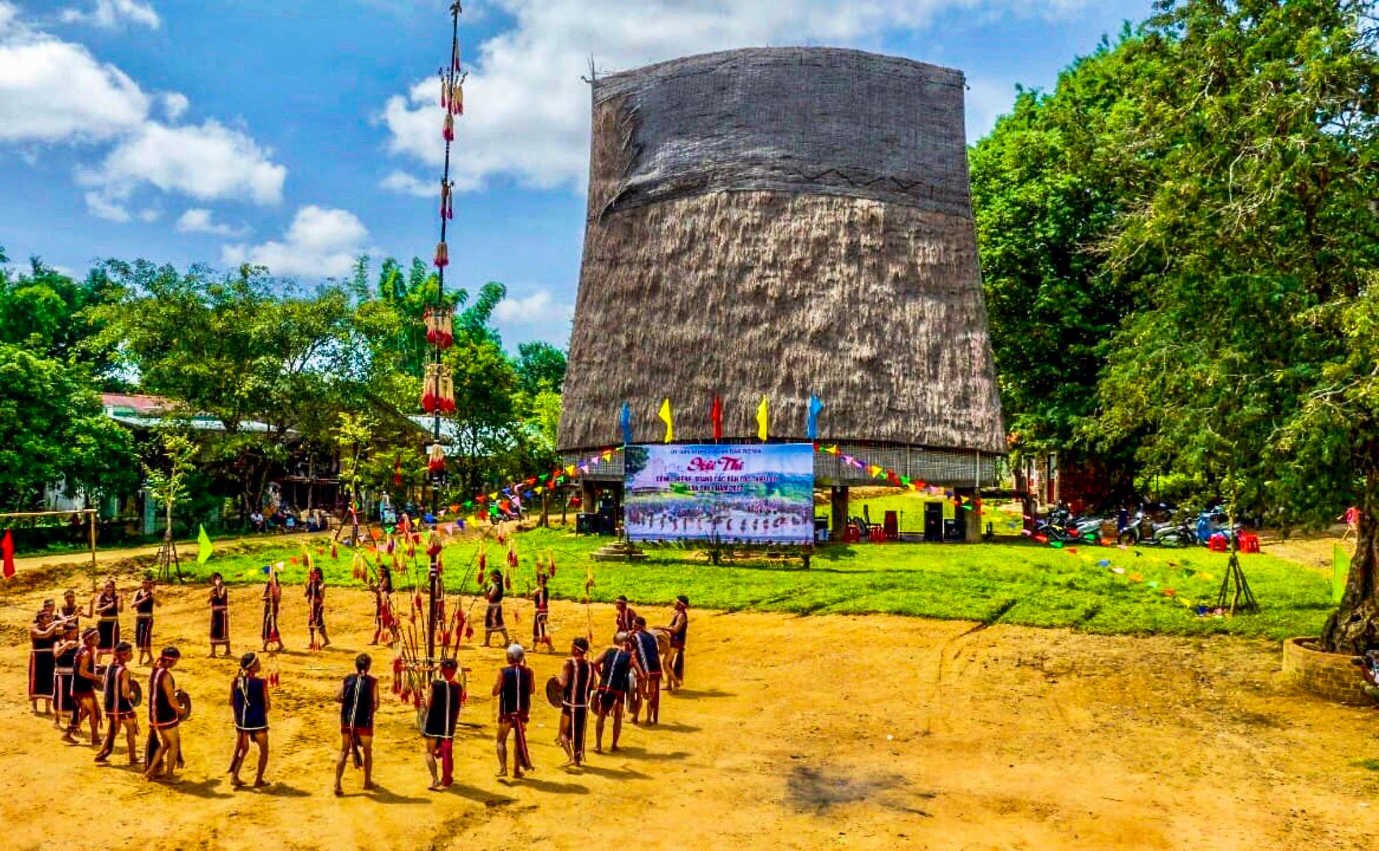 Kon Tum: Chung tay “giữ hồn” nhà rông truyền thống - Chuyên trang du ...