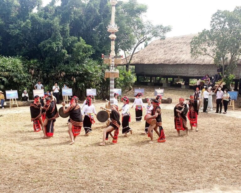 The Unique Art of Tree Post Decoration of the Co Ethnic People - VNAT's ...
