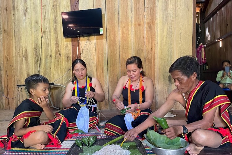 Learn to Wrap Oc Cakes with the Ca Dong People of Quang Nam - VNAT's ...